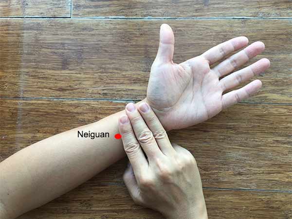 How To Wear Acupressure Wrist Bands Properly - TCM Tips